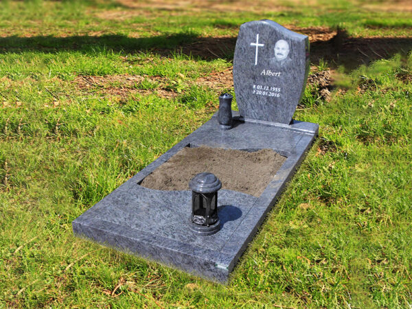 AEE69 Grabstein NienburgGrabstein mit Einfassung für Einzelgrab und mit ...