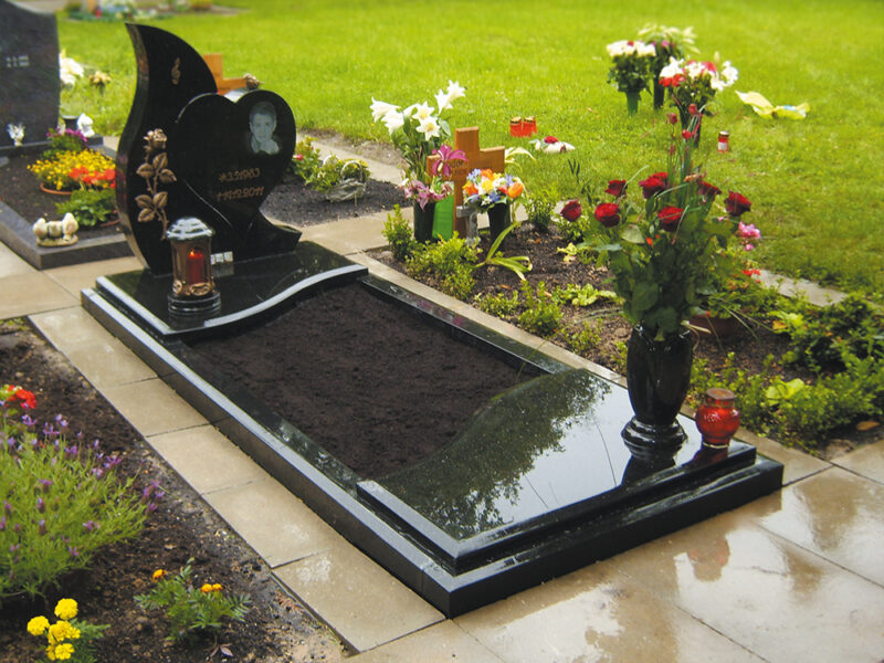 AEE72 Grabstein RatingenGrabstein mit Einfassung für Einzelgrab und ...